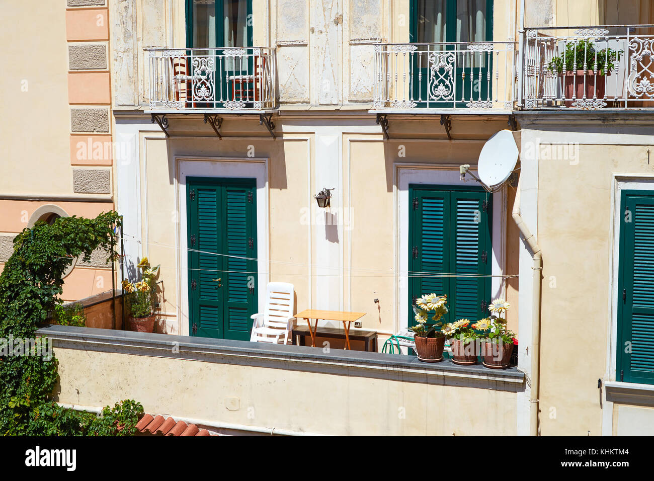 Italian balcony hi-res stock photography and images - Alamy