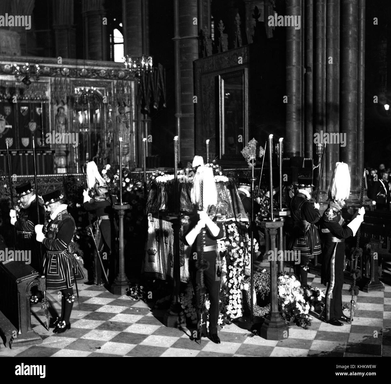 The coffin of Queen Alexandra lying-in-state at Westminster Abbey Stock ...
