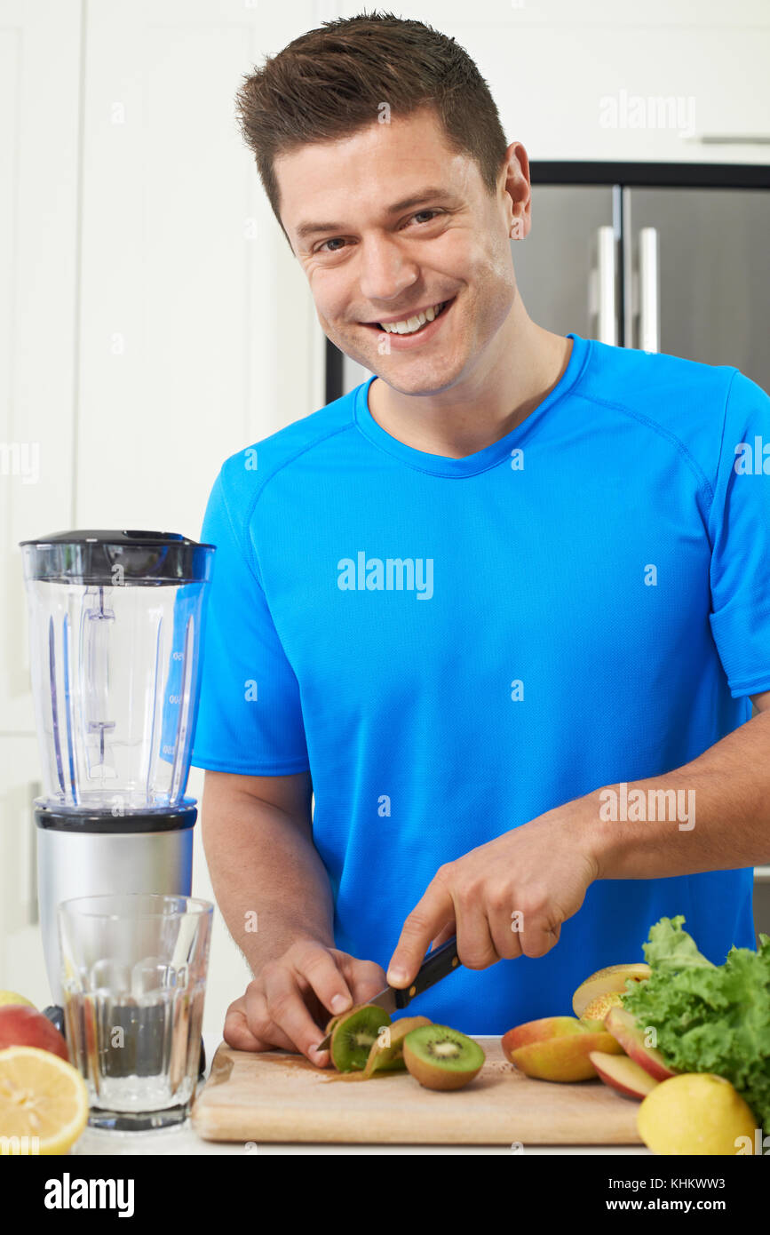 Man making fresh fruit juice hi-res stock photography and images - Alamy