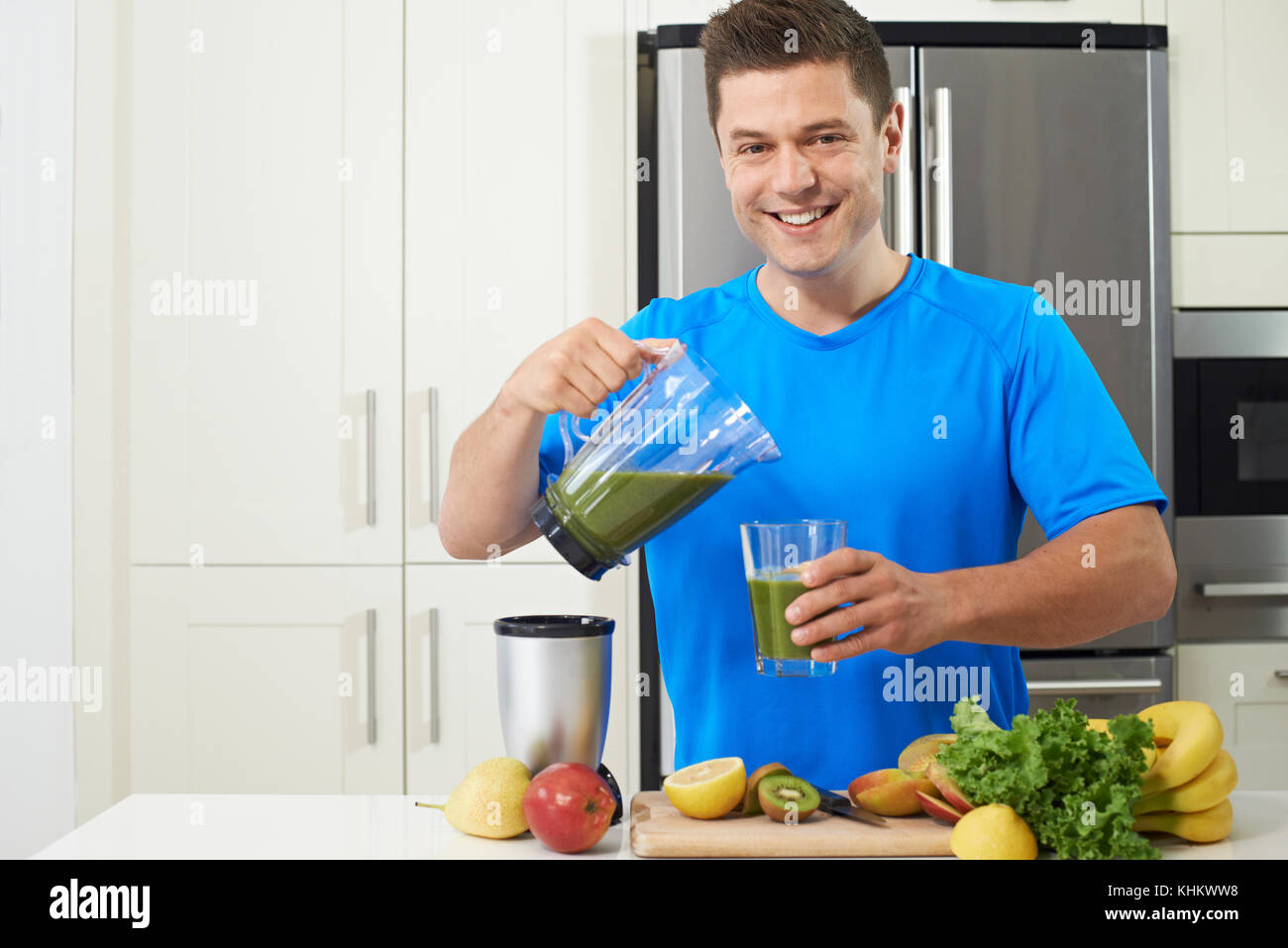 Man making fresh fruit juice hi-res stock photography and images - Alamy