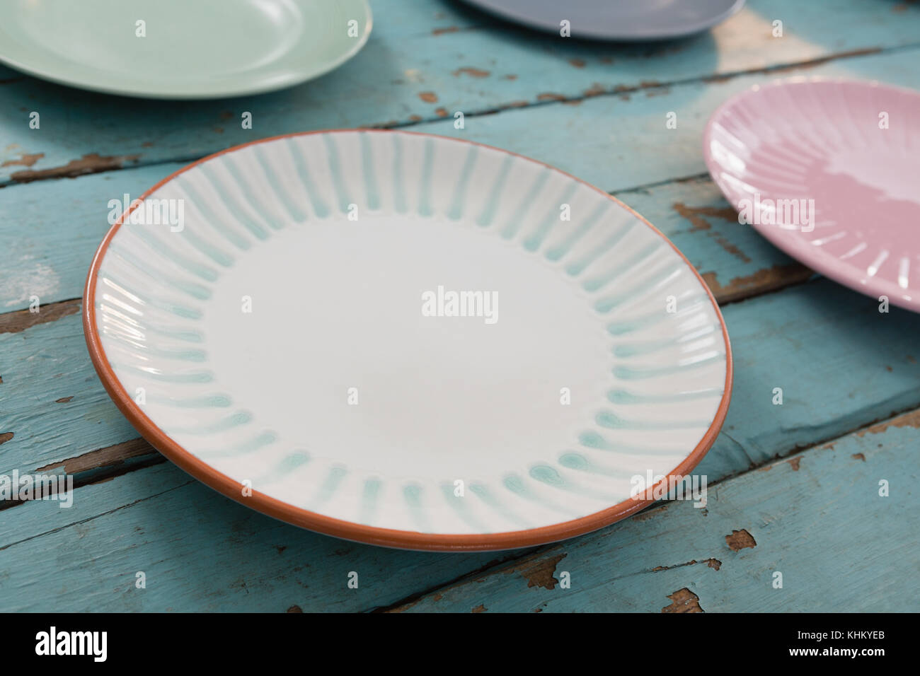 Empty plates hi-res stock photography and images - Alamy