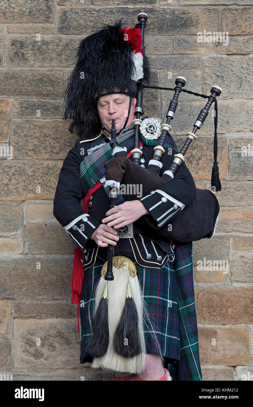 Piper royal mile edinburgh hi-res stock photography and images - Alamy