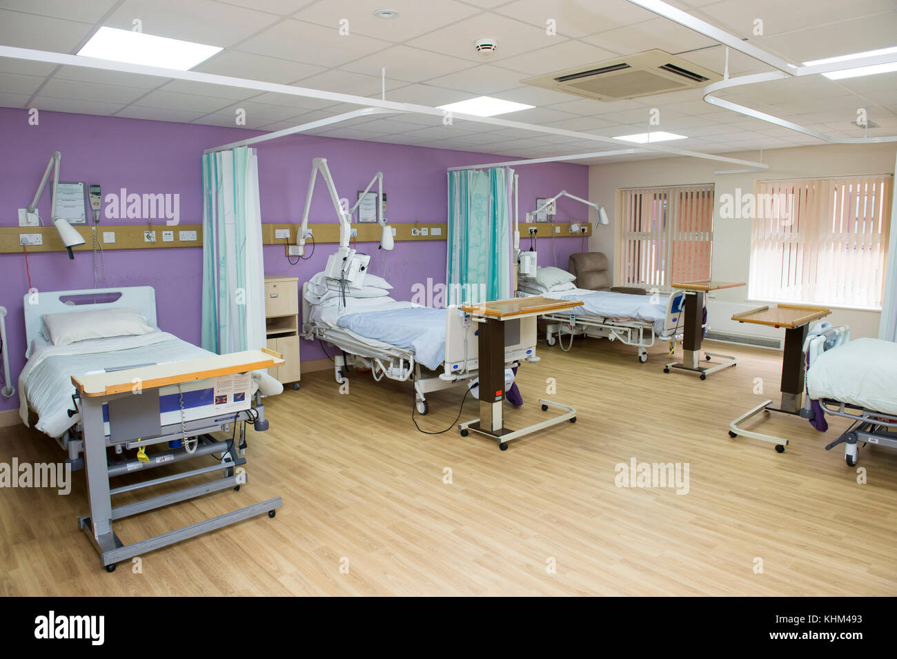 Empty hospital beds on a ward Stock Photo - Alamy
