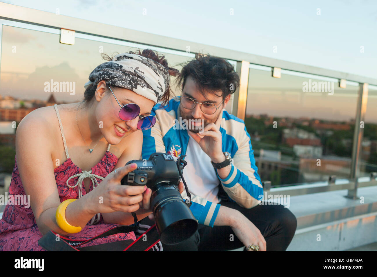 Showing pictures to friend hi-res stock photography and images - Alamy