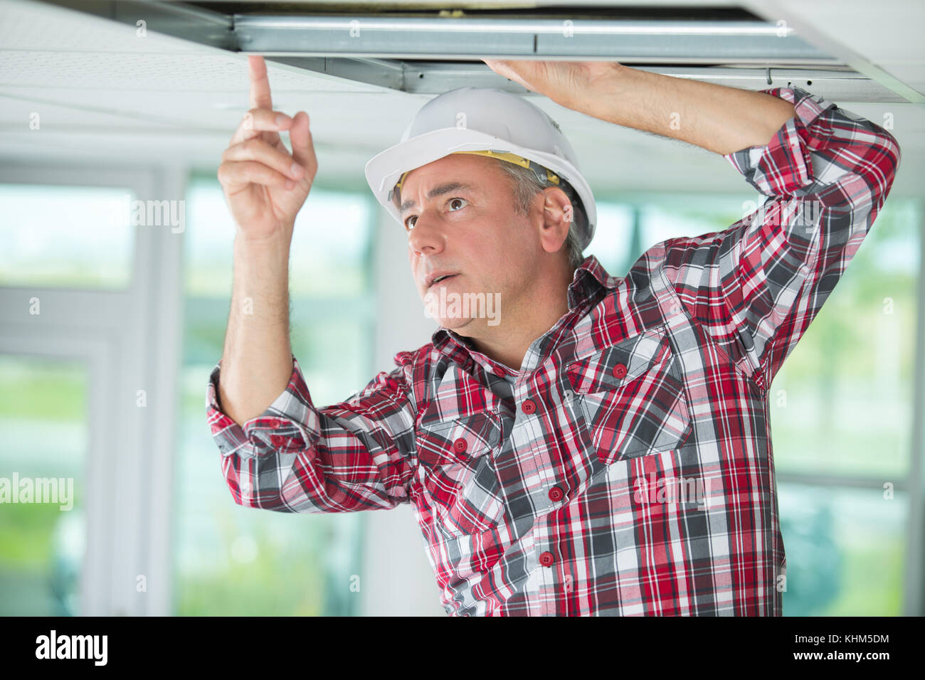 builder looking up at ceiling inside unfinished home Stock Photo - Alamy