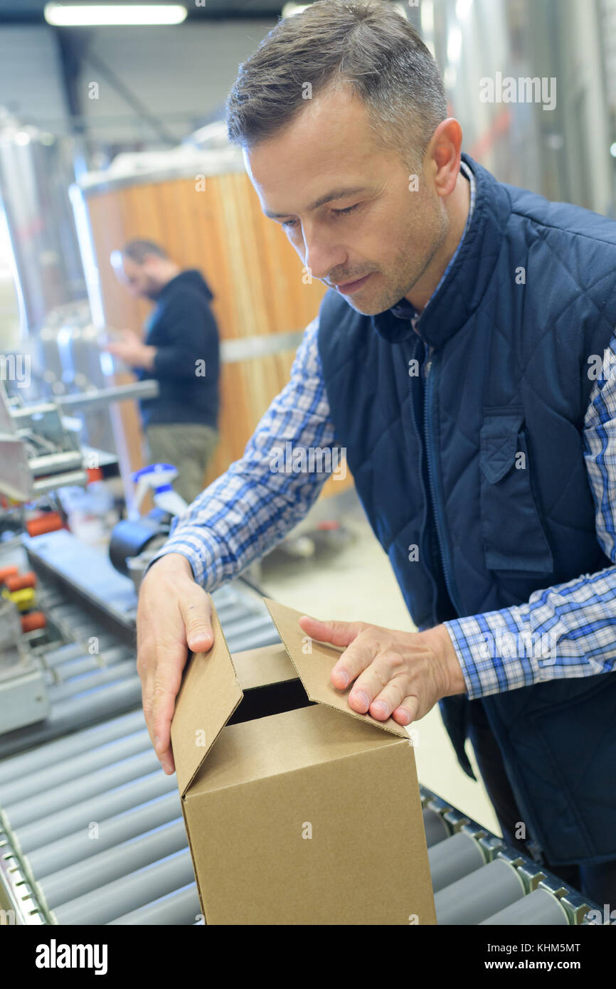 warehouse worker closing a box Stock Photo - Alamy