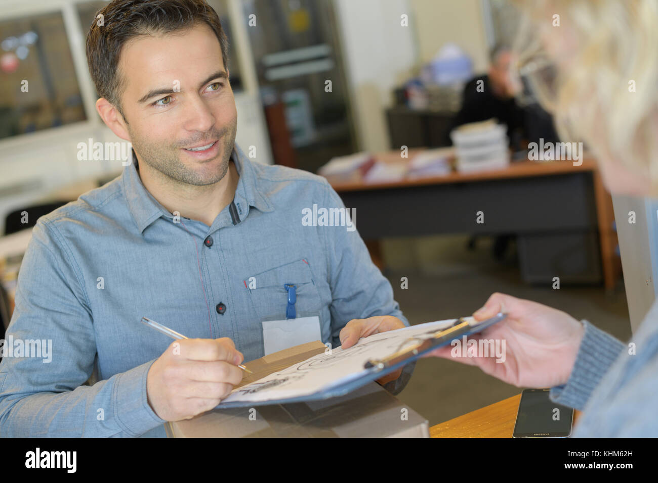 signing a delivery Stock Photo - Alamy