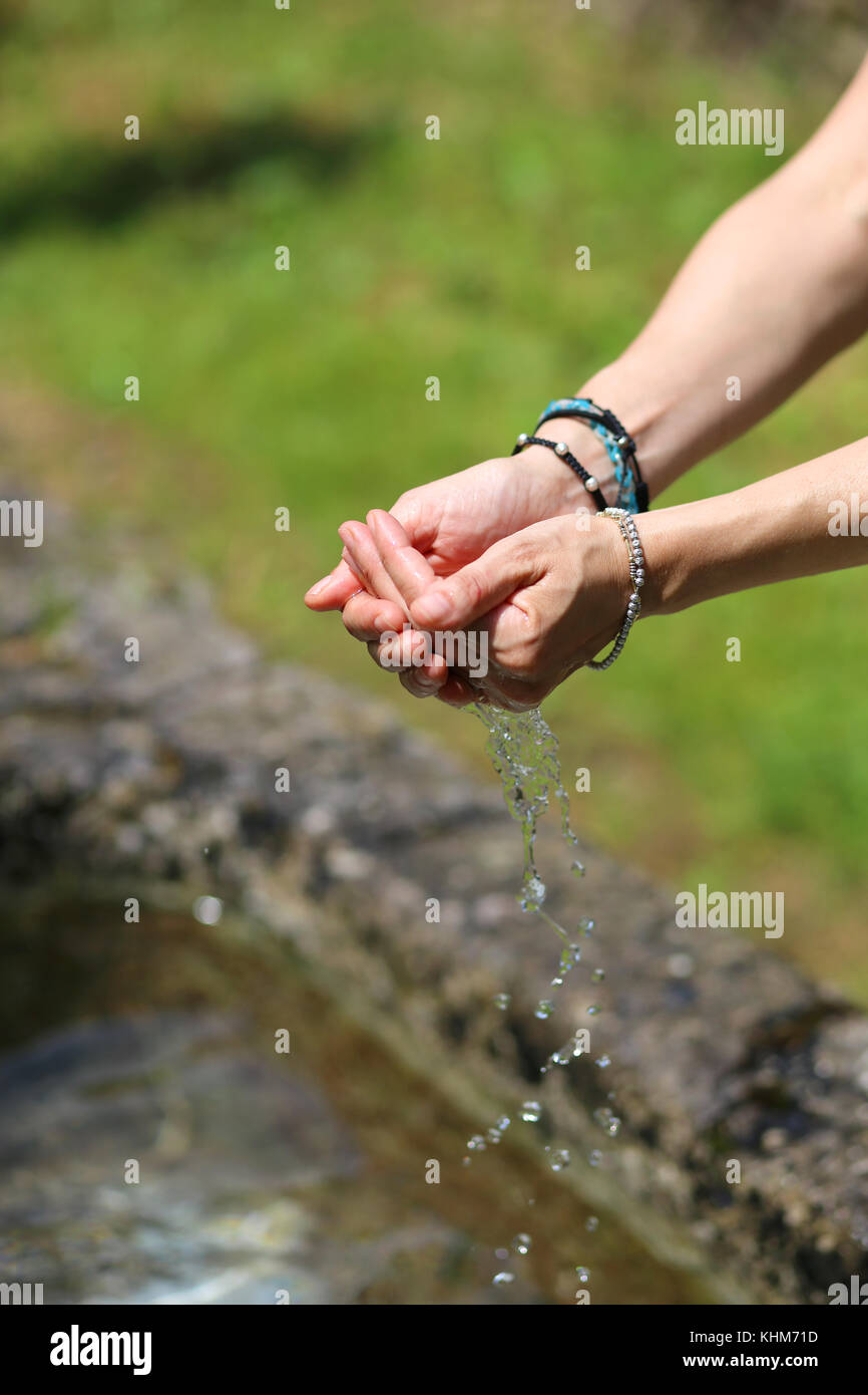 hands of woman that collecting fresh water from the fountain Stock ...