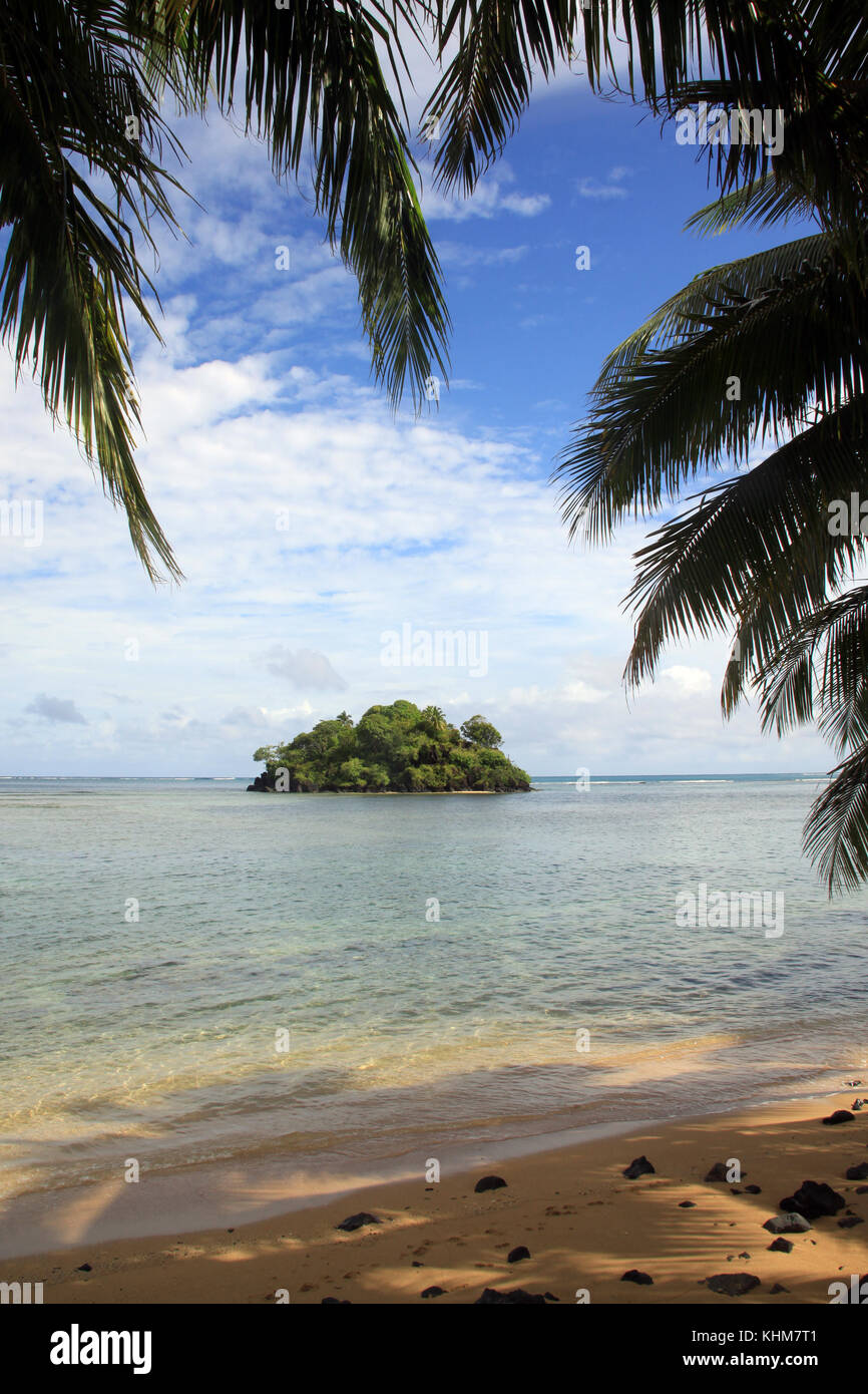 Shadow, palm trees and smal island in Upolu, Samoa Stock Photo - Alamy