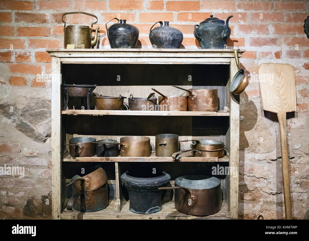Copper pots pans on wall hi-res stock photography and images - Alamy