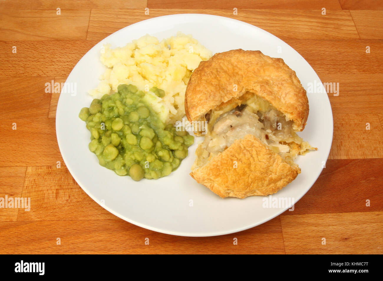 Pie with mushy peas hi-res stock photography and images - Alamy