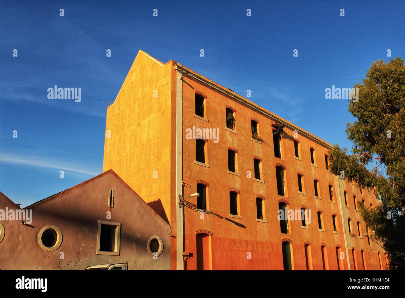 Abandoned warehouse building sunset hi-res stock photography and images ...