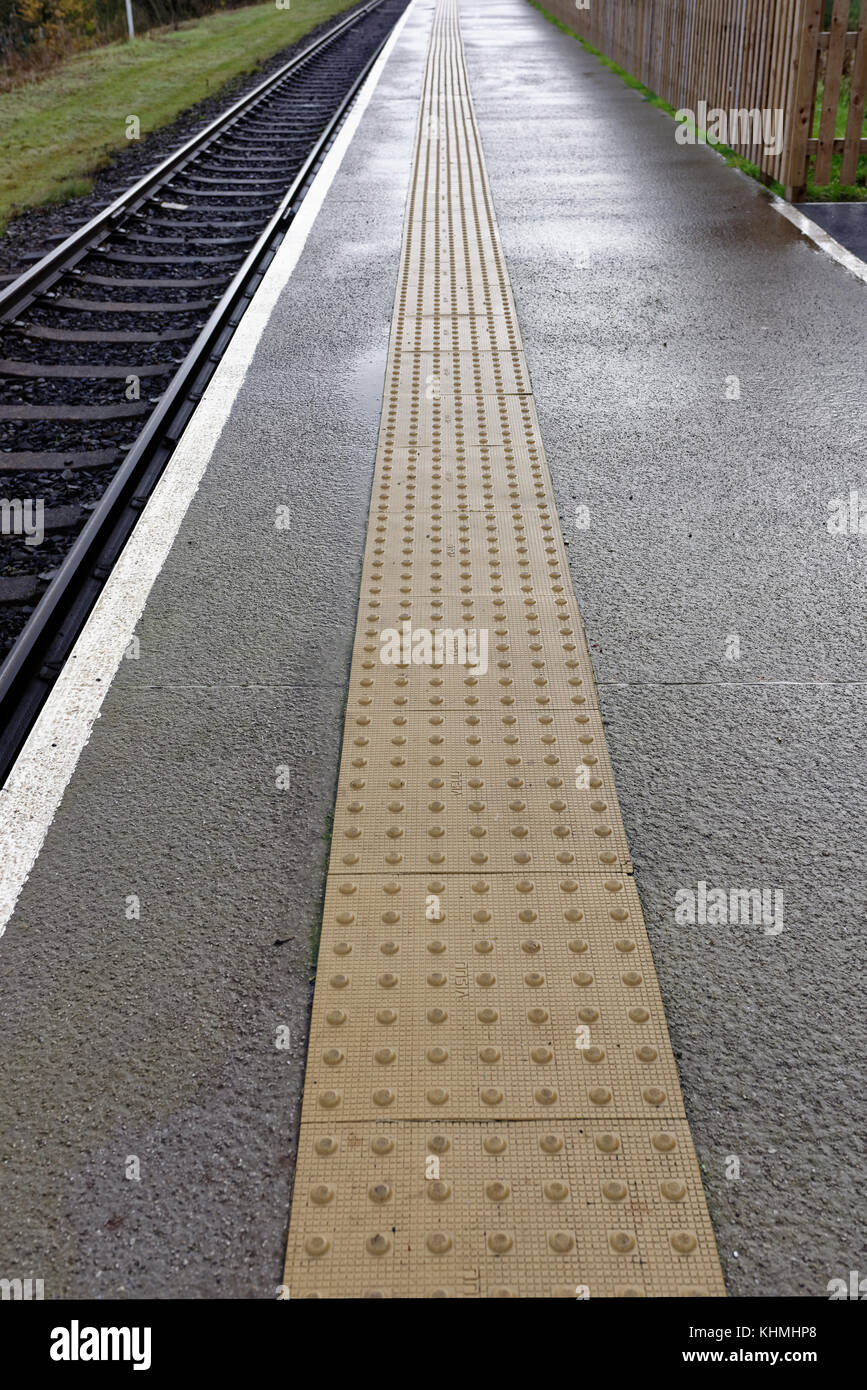Rail platform tactile paving High Resolution Stock Photography and ...