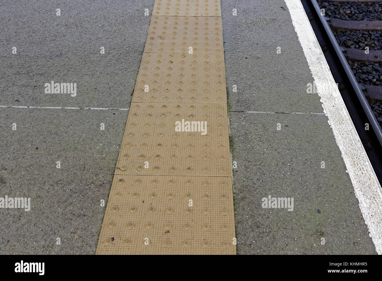 Rail platform tactile paving High Resolution Stock Photography and ...