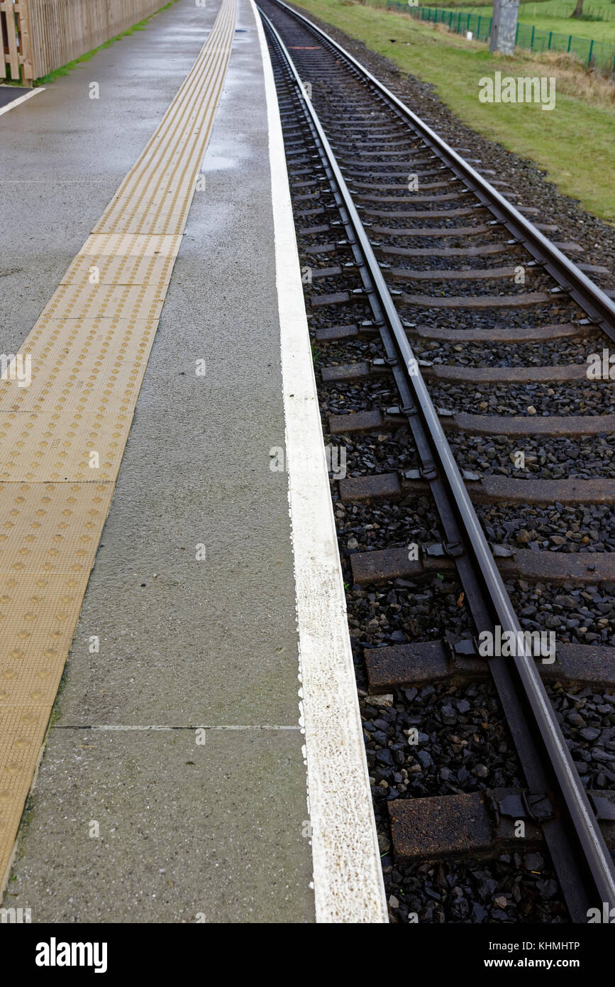 Rail platform tactile paving High Resolution Stock Photography and ...