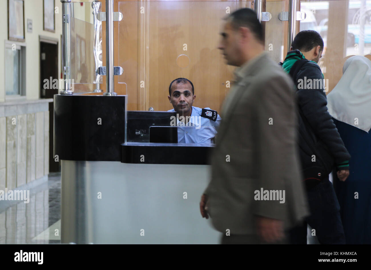Rafah, Gaza Strip, Palestinian Territory. 18th Nov, 2017. A Palestinian ...
