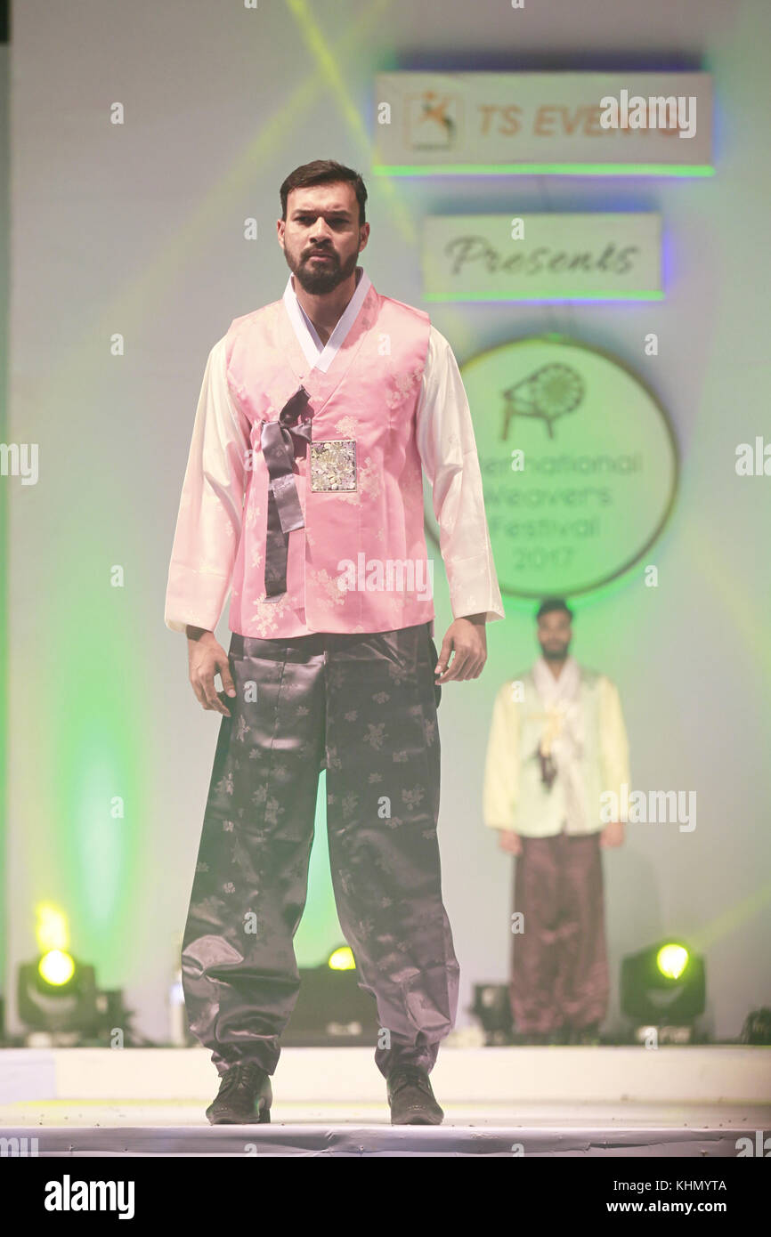 Dhaka, Bangladesh. 17th Nov, 2017. Bangladeshi models display cloths ...