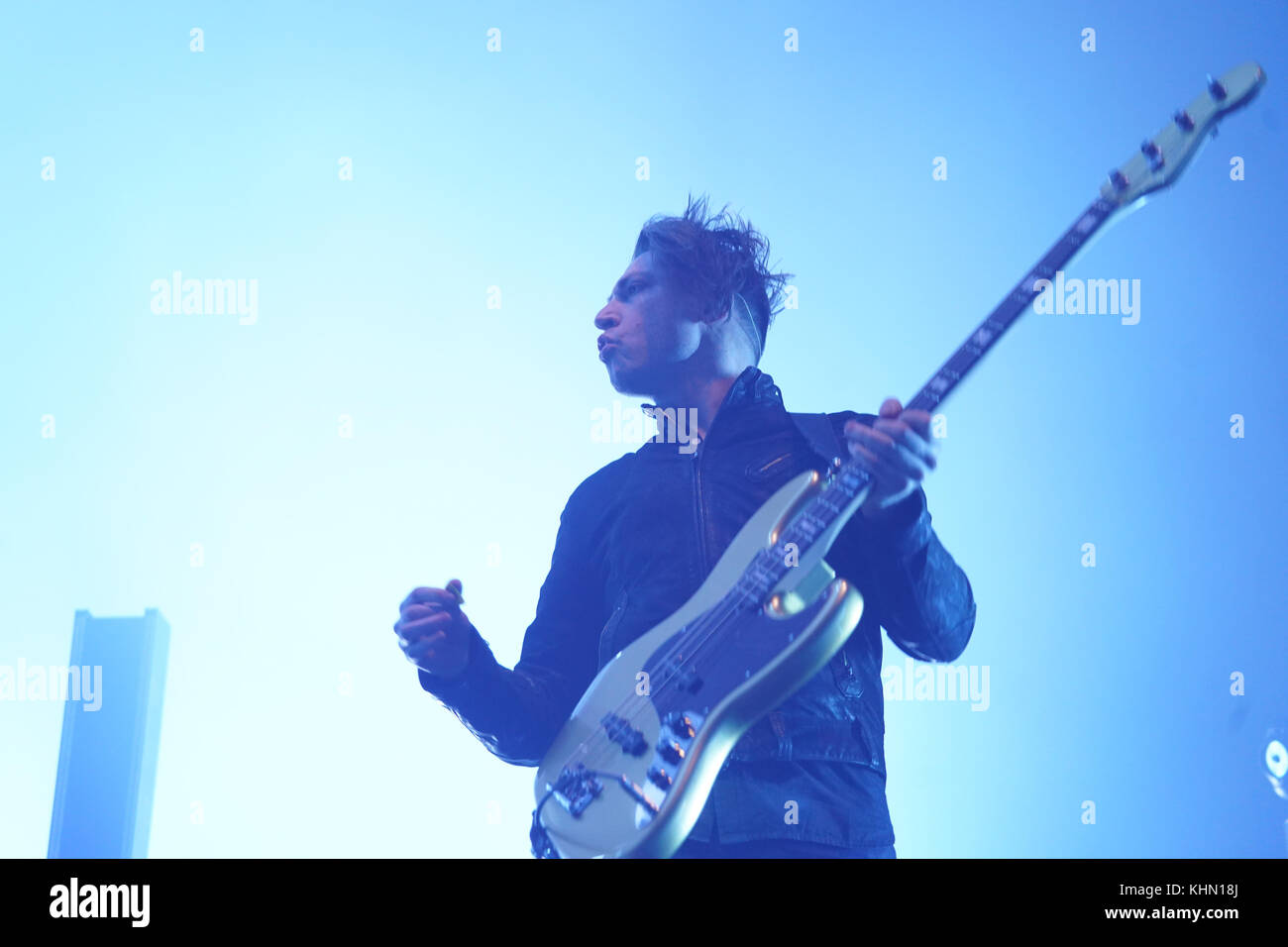 London, UK. 18th Nov, 2017. Michael Shuman of Queens of the Stone Age ...