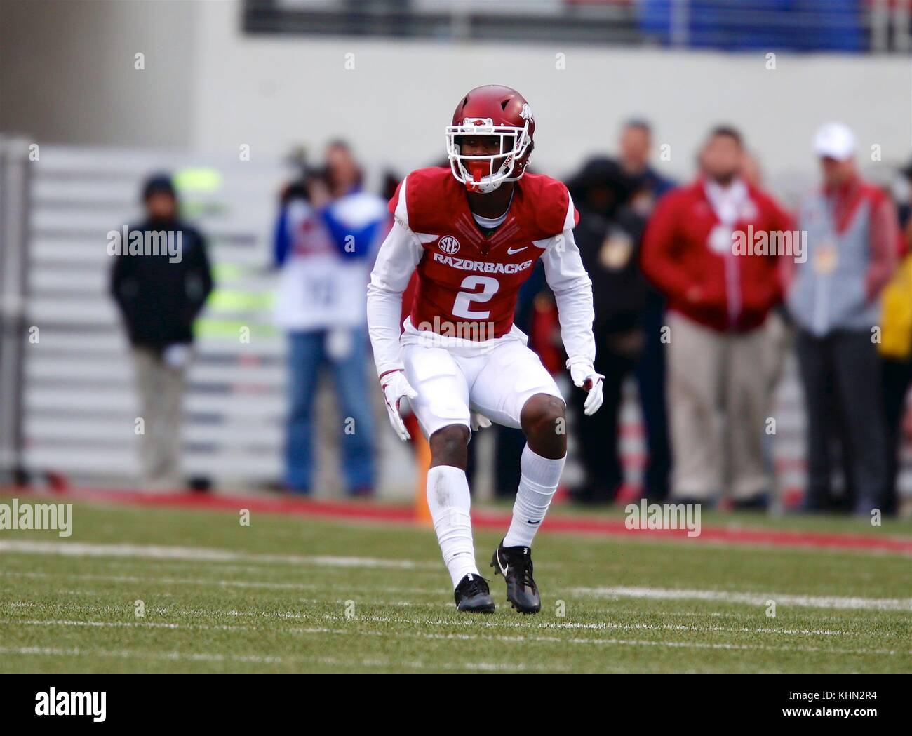 Nov 18, 2017: Razorback corner back Kamren Curl #2 back peddles into ...