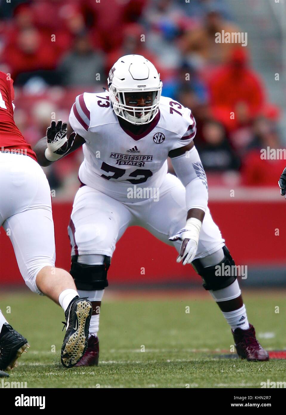 Nov 18, 2017: Bulldog left guard Darryl Williams #73 takes a drop step ...