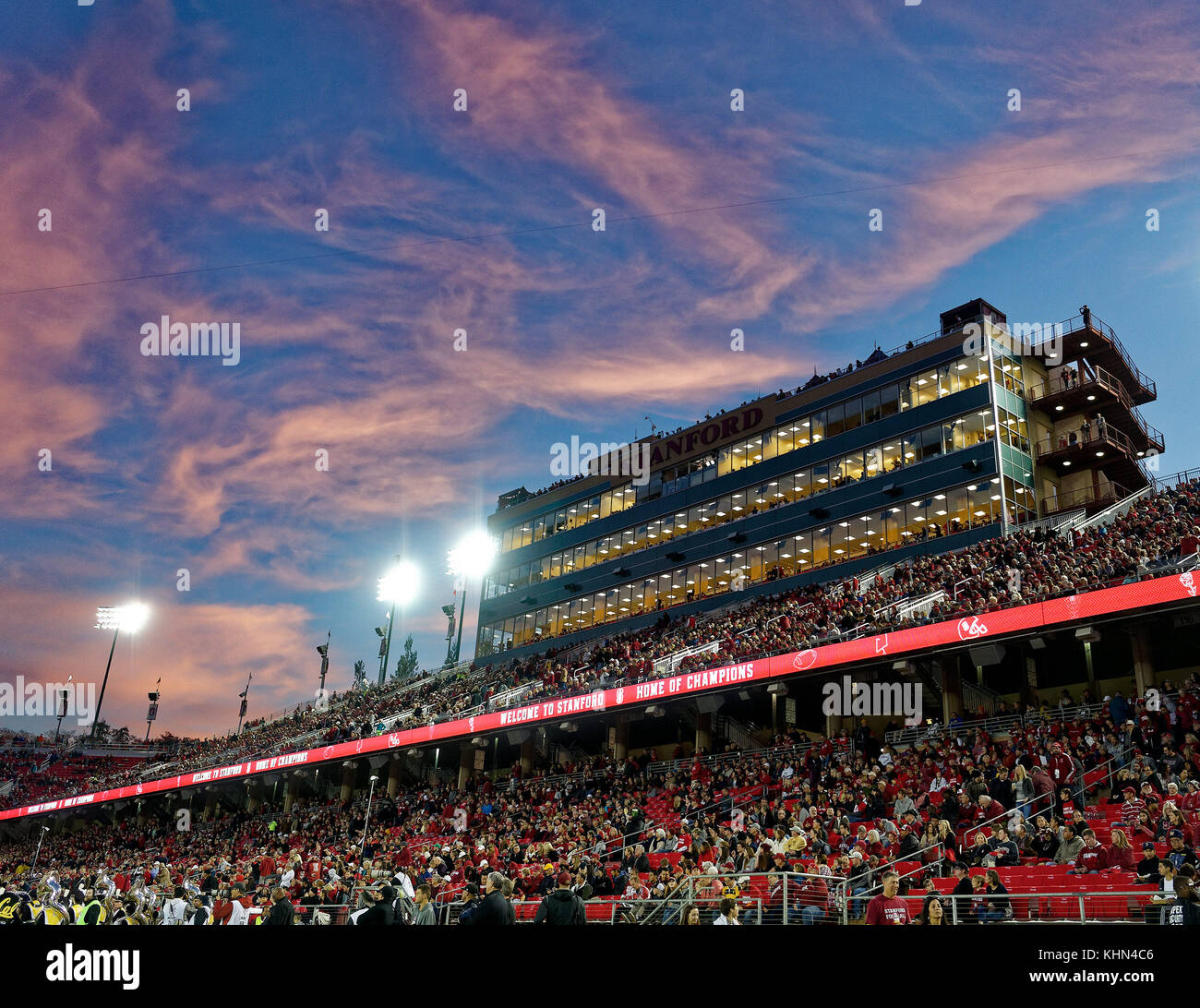 Stanford, California, USA. 18th Nov, 2017. Dusk sets in on Stanford ...
