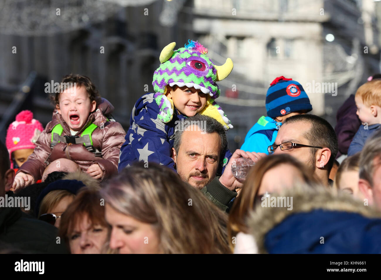 Regent Street. London, UK. 19th Nov, 2017. Parents and children watch ...
