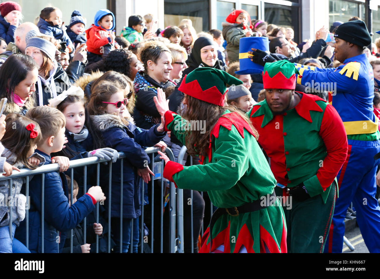 Regent Street. London, UK. 19th Nov, 2017. Parents and children watch ...