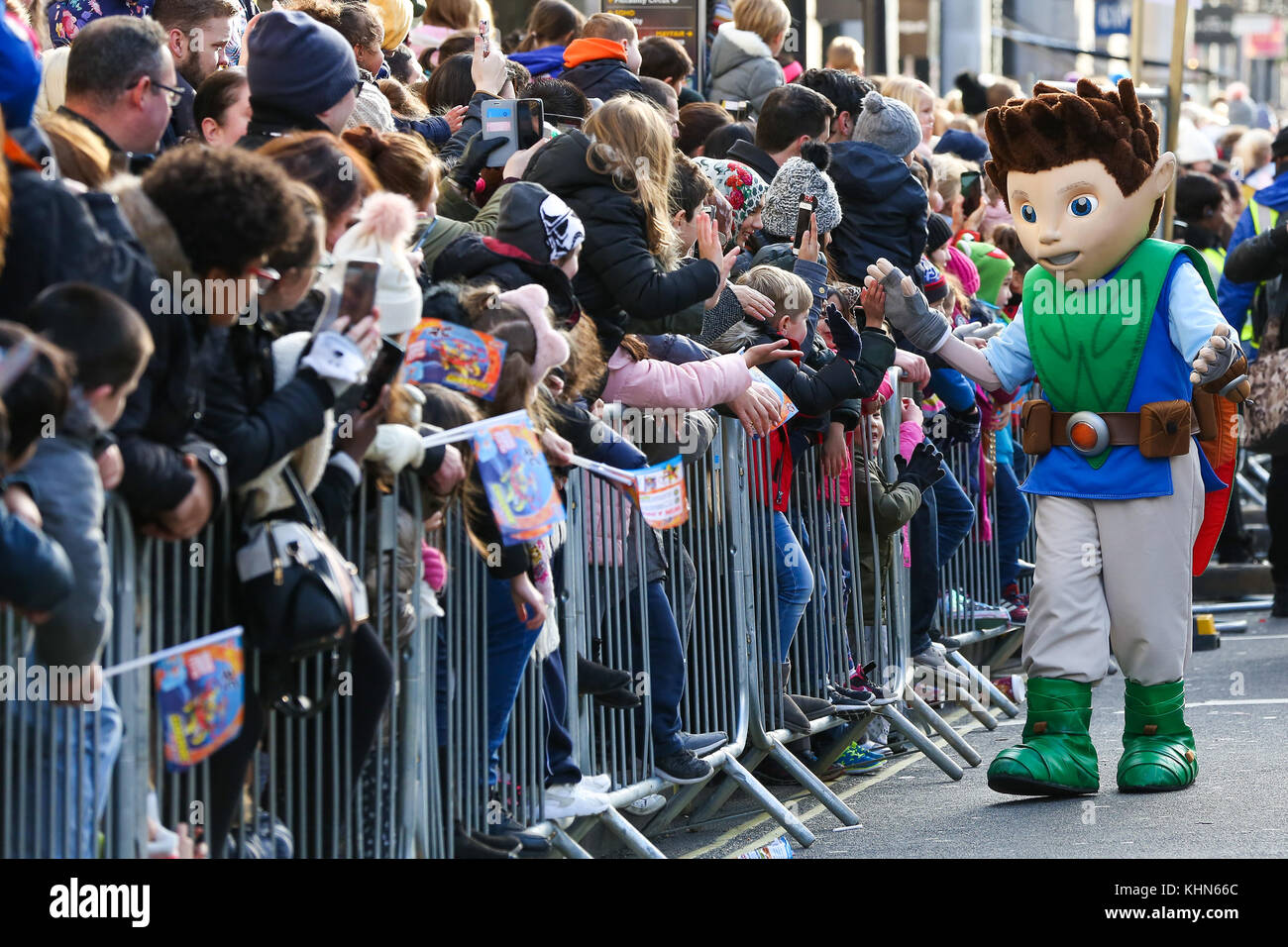 Regent Street. London, UK. 19th Nov, 2017. Parents and children watch ...