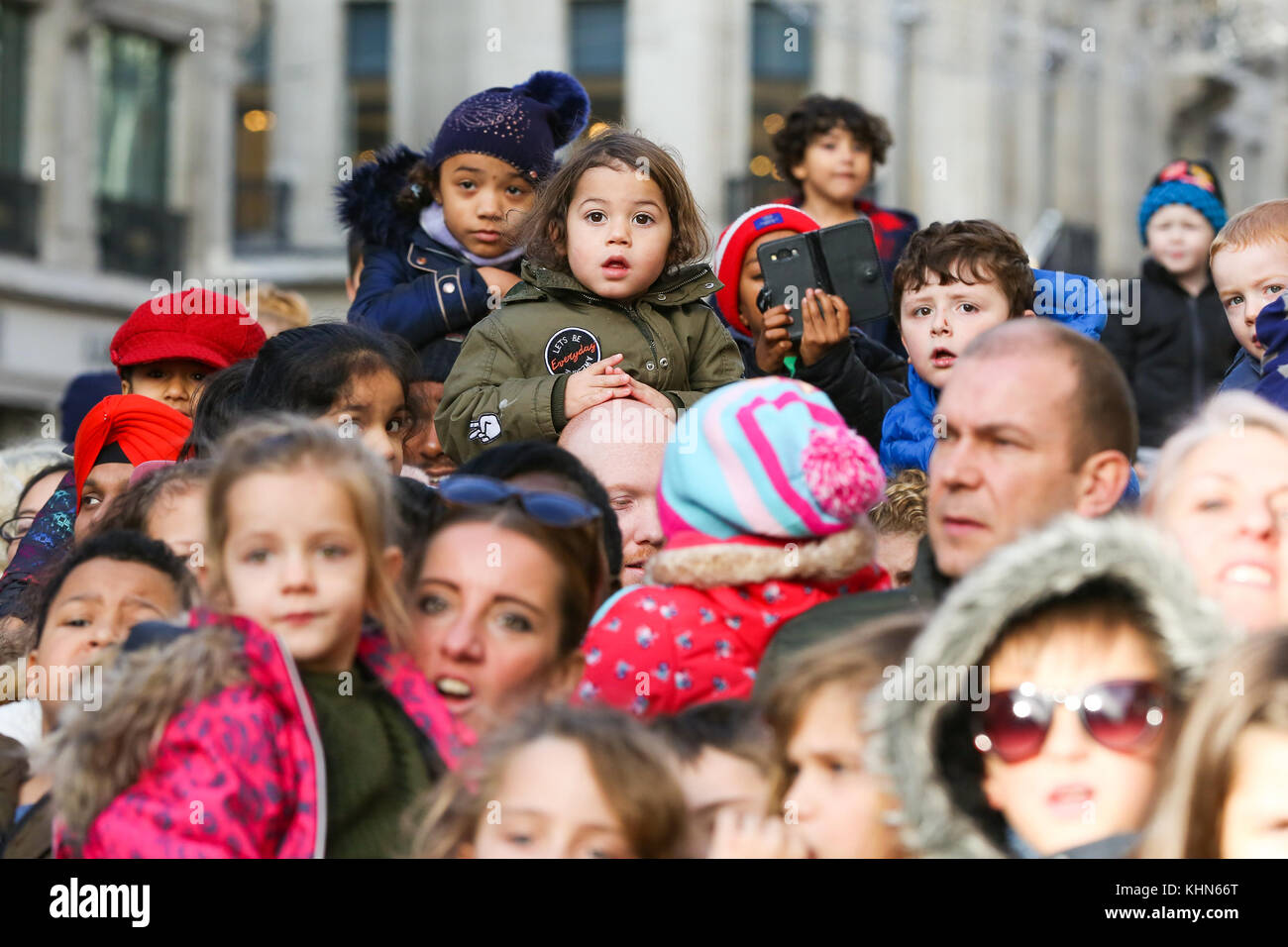 Regent Street. London, UK. 19th Nov, 2017. Parents and children watch ...