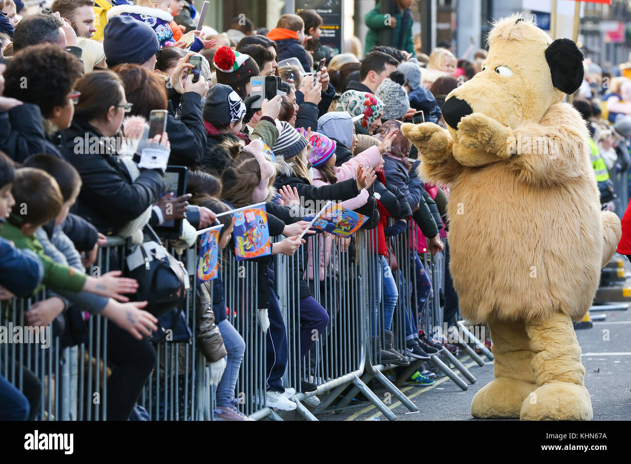 Regent Street. London, UK. 19th Nov, 2017. Parents and children watch ...