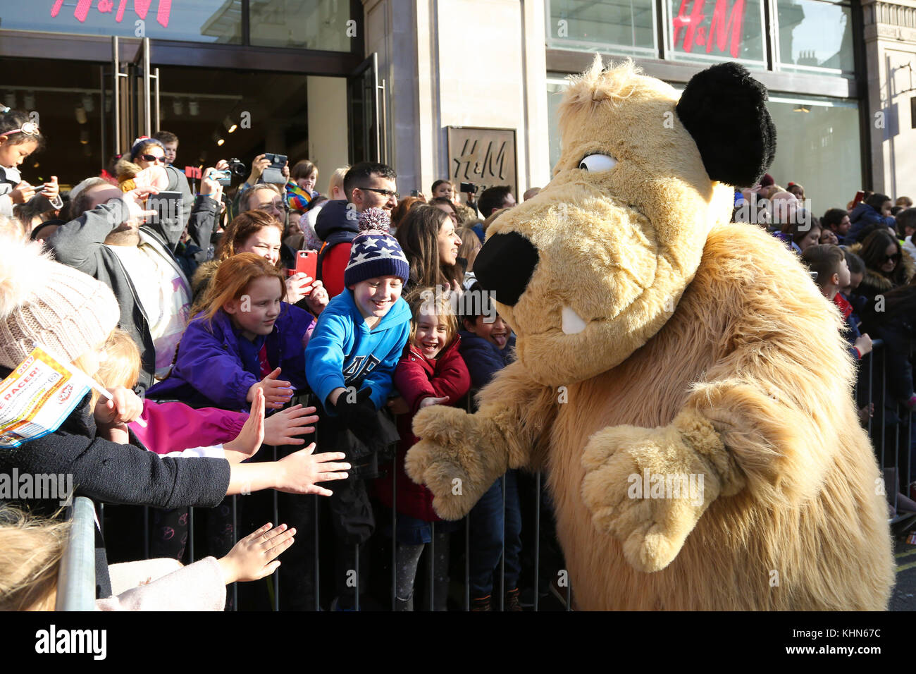 Regent Street. London, UK. 19th Nov, 2017. Parents and children watch ...