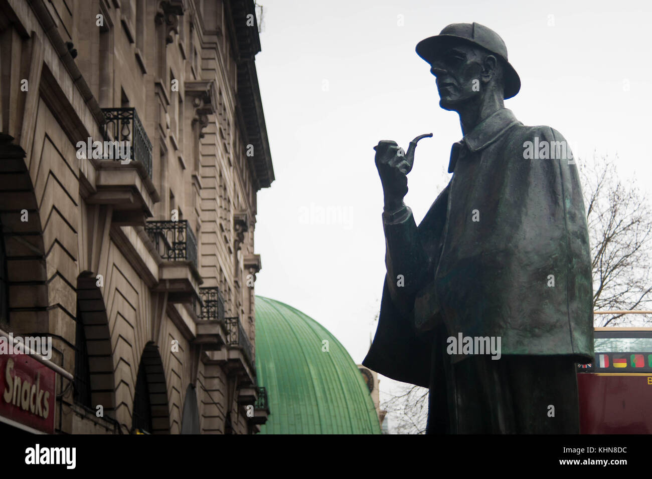 Sherlock holmes statue baker street hi-res stock photography and images ...