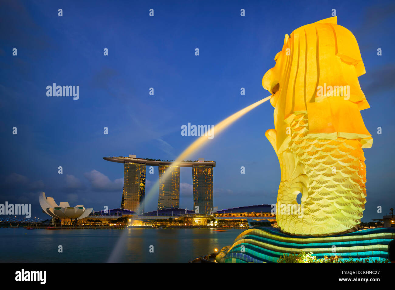 The Merlion and Marina Bay Sands Hotel at Sunset, Marina Bay, Singapore ...