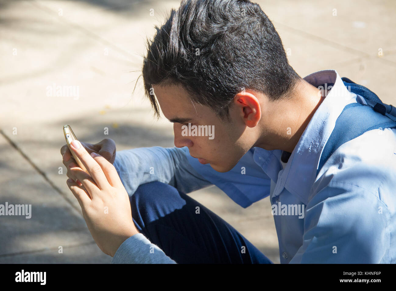 Teen using internet hi-res stock photography and images - Alamy