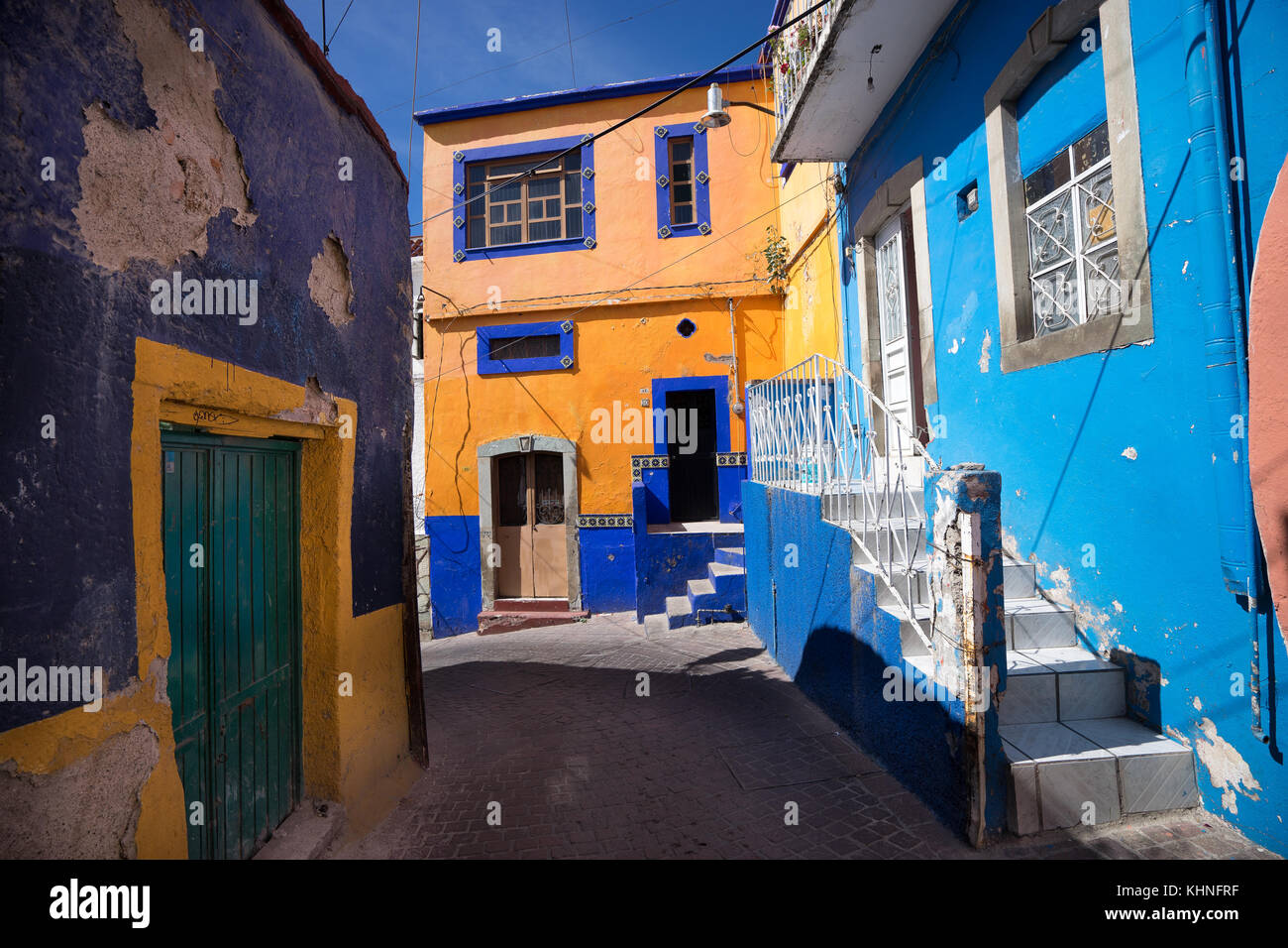 narrow street flanked by colonial houses in mexico Stock Photo - Alamy