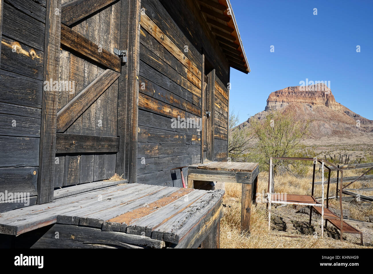 Old wooden shack in desert hi-res stock photography and images - Alamy