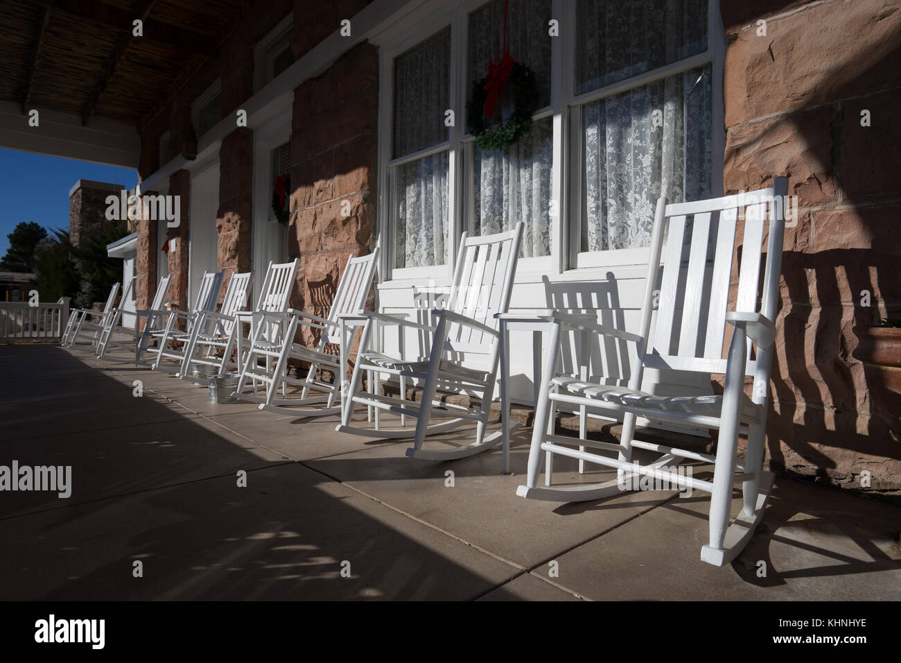 white rocking chairs on building porch in texas Stock Photo - Alamy