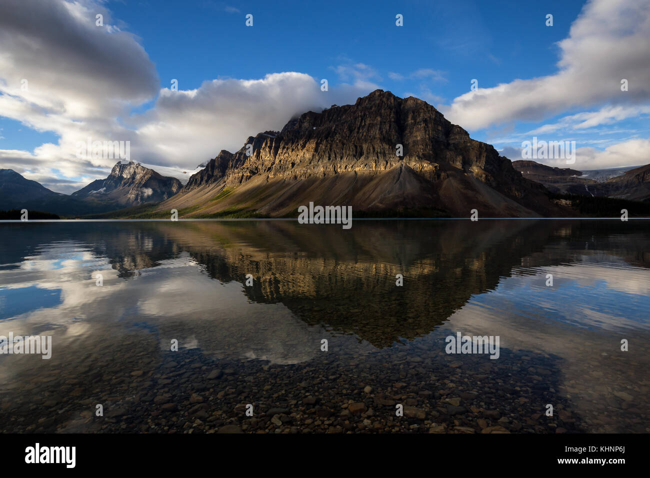 Beautiful landscape view of Bow Lake in Banff National Park, Alberta ...