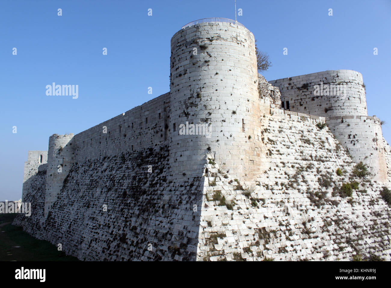 Blue sky and ruins of big stone castle Krak de Chevalier in Syria Stock ...