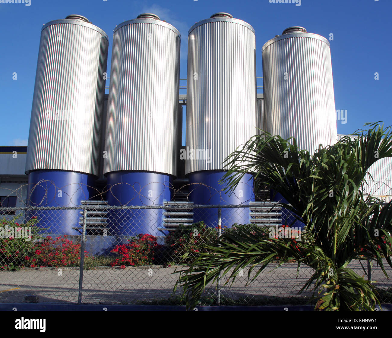 Horizontal white storage tanks hi-res stock photography and images - Alamy