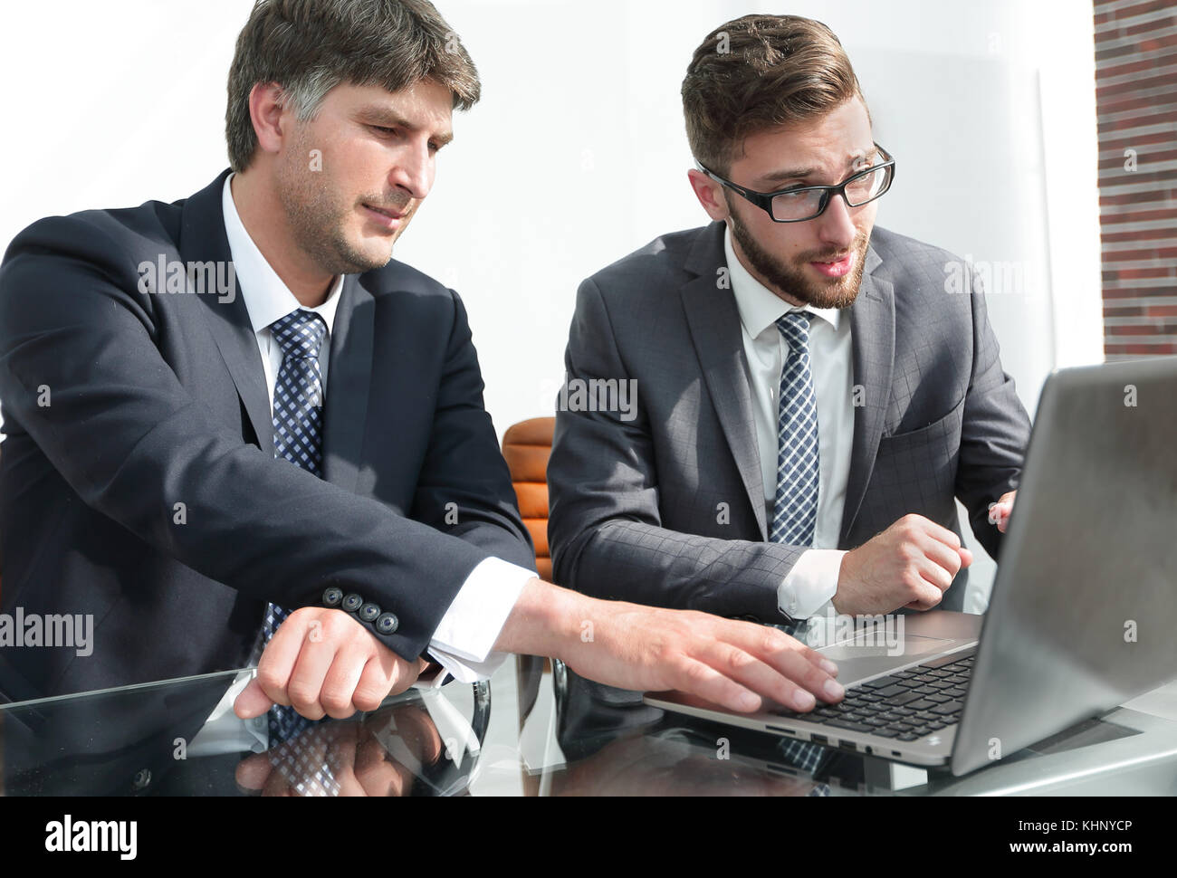 Business colleagues discuss working issues Stock Photo - Alamy