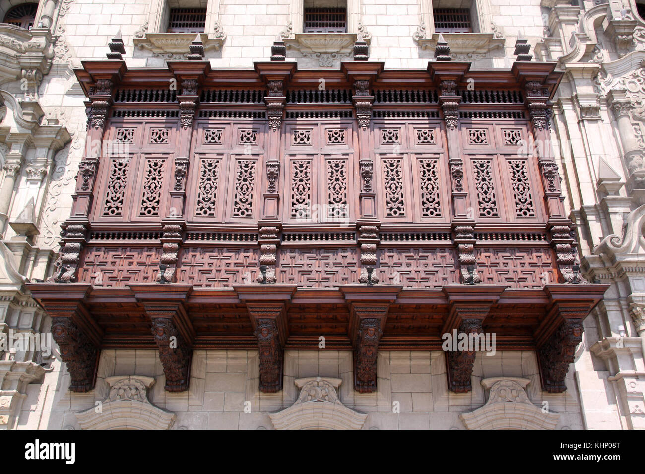 Overhanging balcony hi-res stock photography and images - Alamy