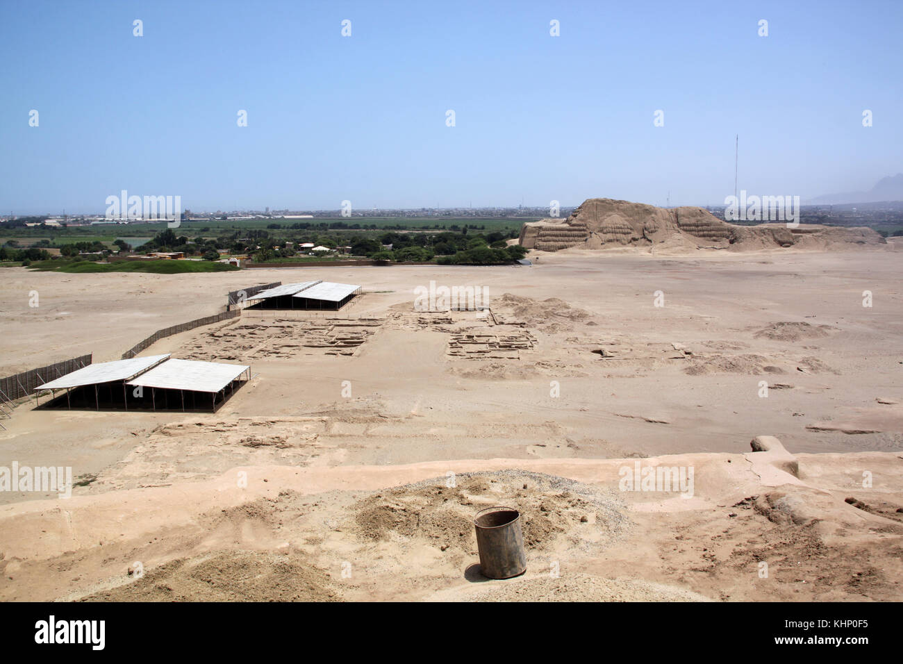 Desert and ruins in Guaca de la Luna, north Peru Stock Photo - Alamy