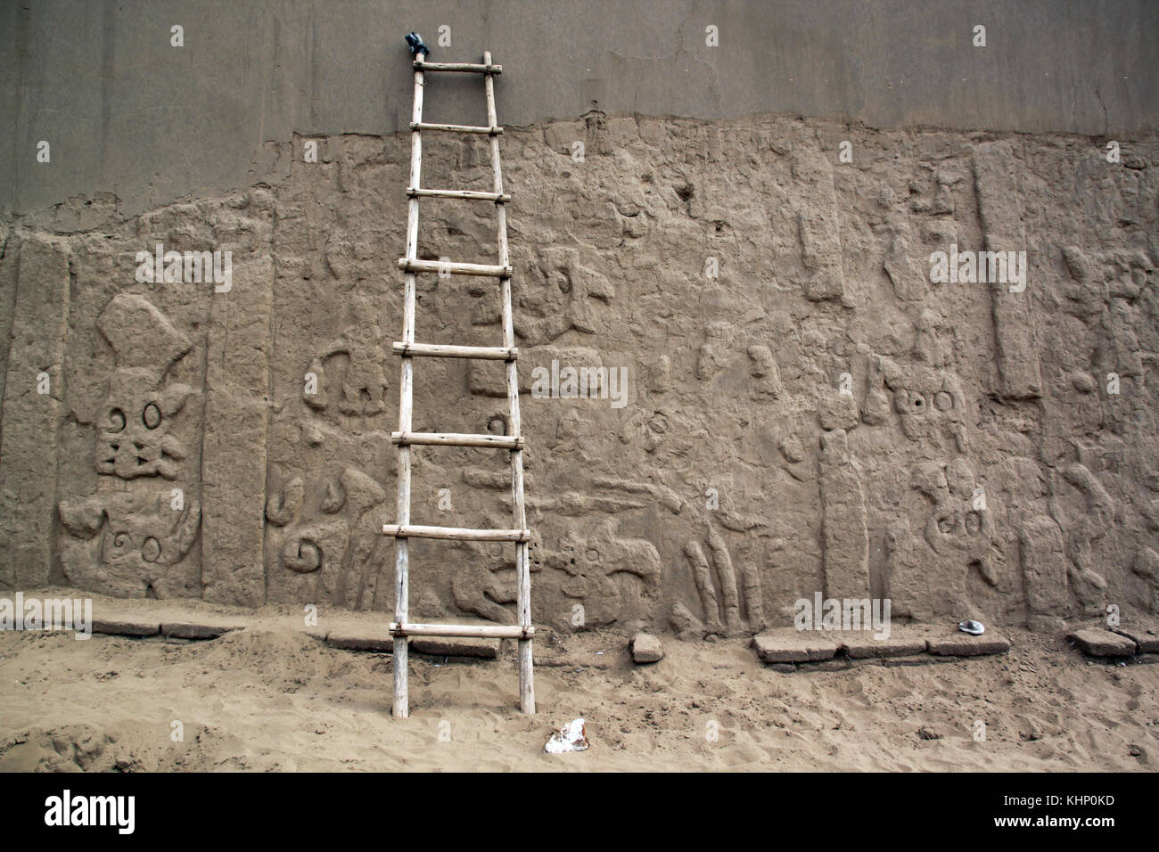 Ladder and wall of ruins in Chan Chan in Peru Stock Photo - Alamy