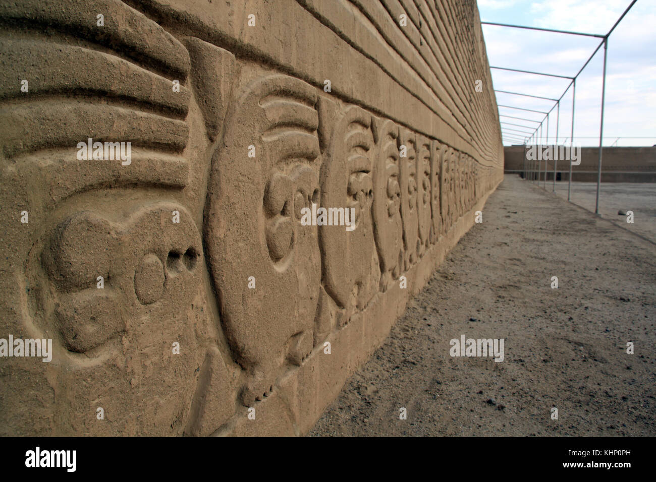 Long sand wall of Chan Chan in north Peru Stock Photo - Alamy