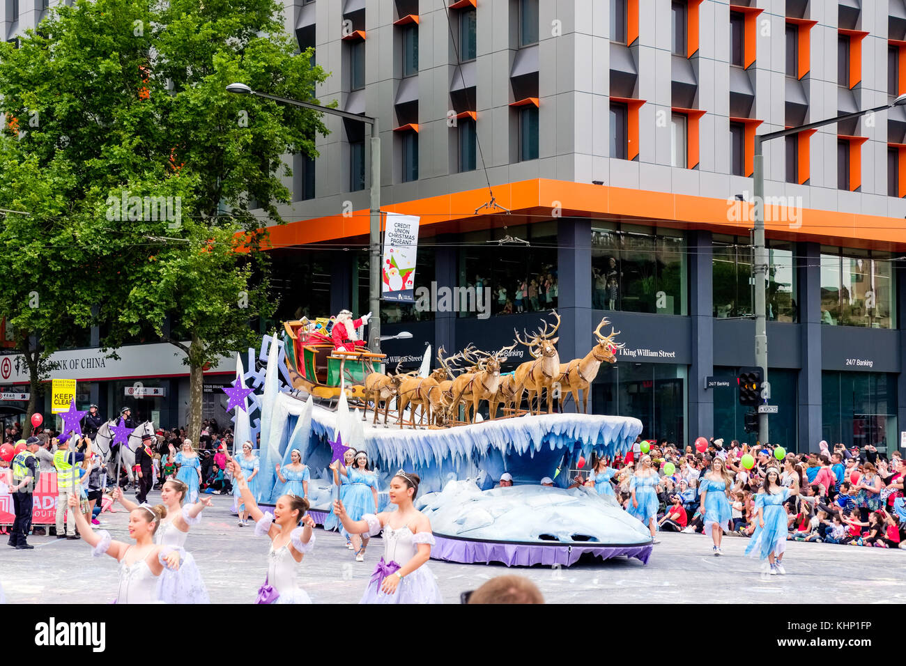 People crowd pageant hi-res stock photography and images - Alamy