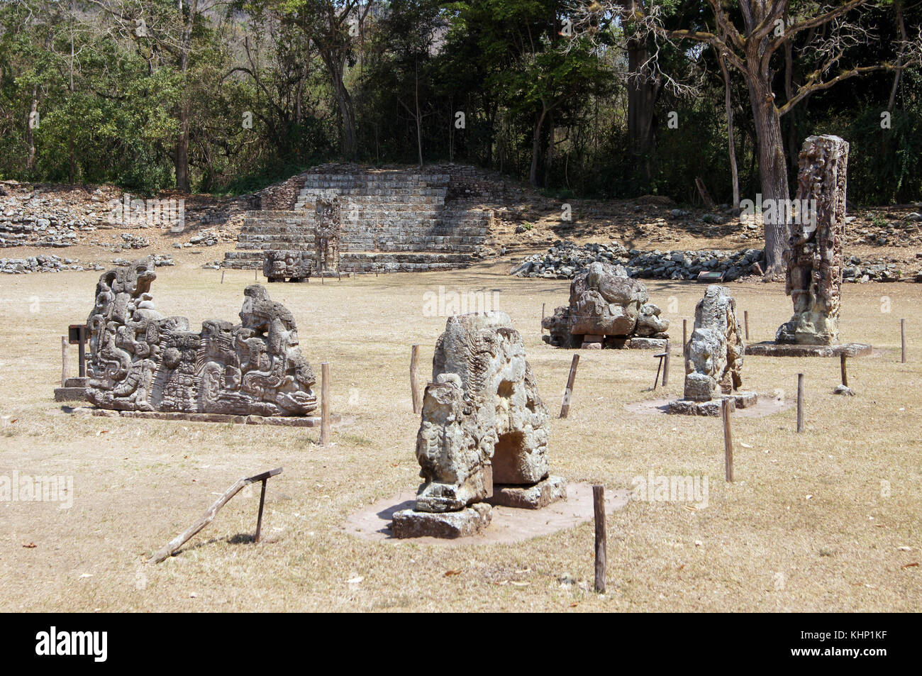 Ancient mayan statues hi-res stock photography and images - Alamy
