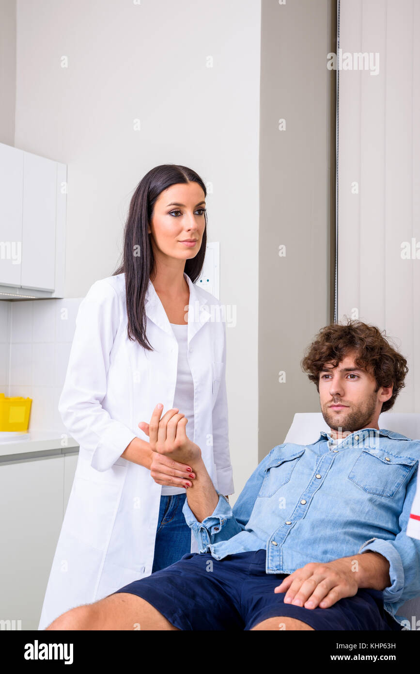 A young male patient in the emergency room with doctor Stock Photo - Alamy