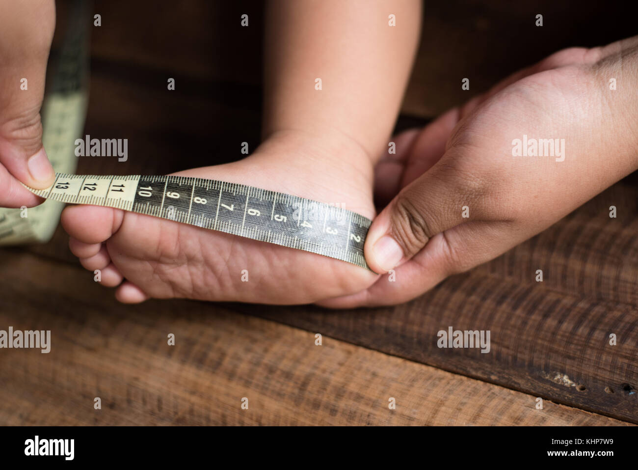 mother measure her baby feet-family concept Stock Photo - Alamy