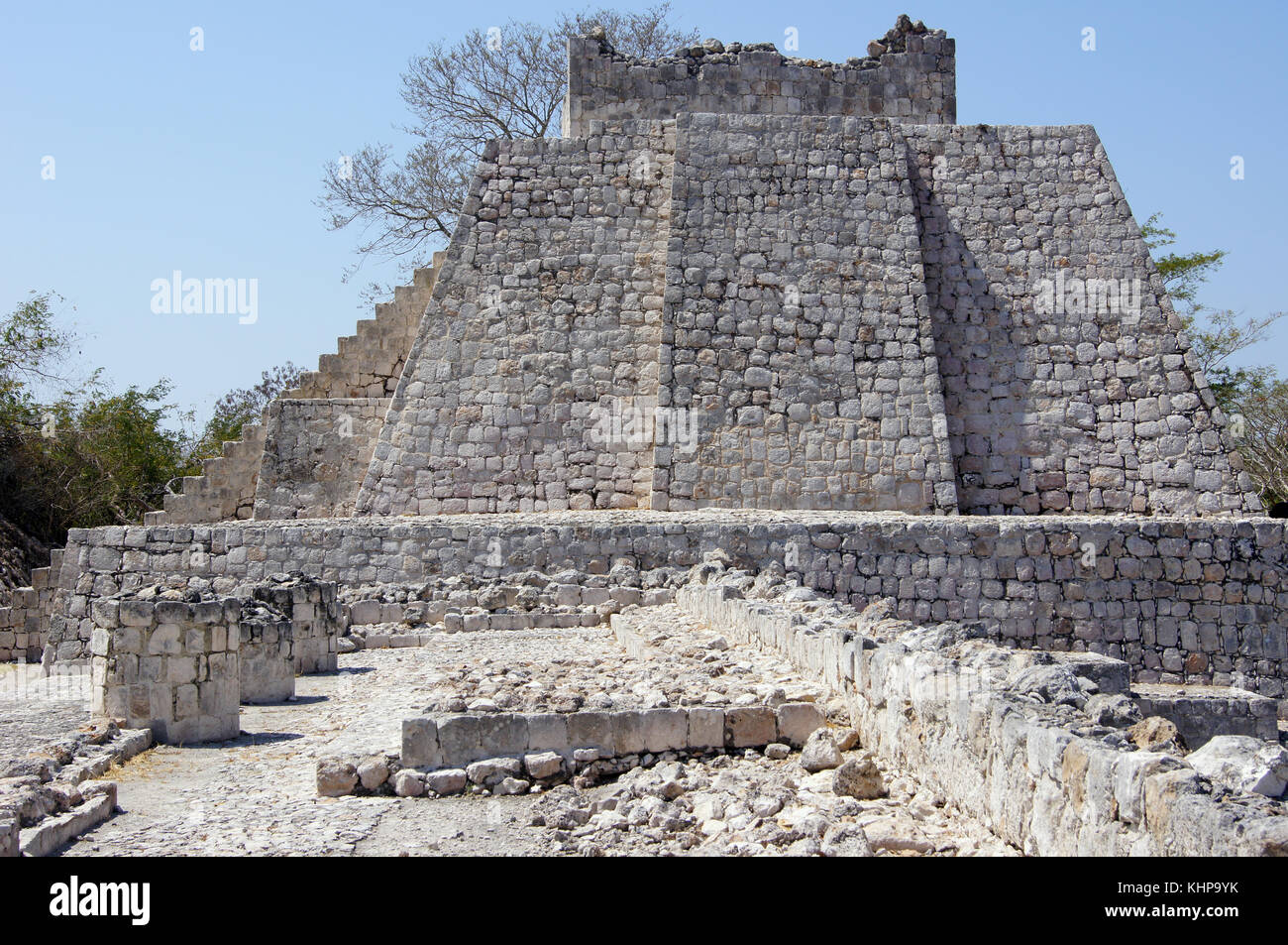 Stone piramid in Edzna near Campeche, Mexico Stock Photo - Alamy